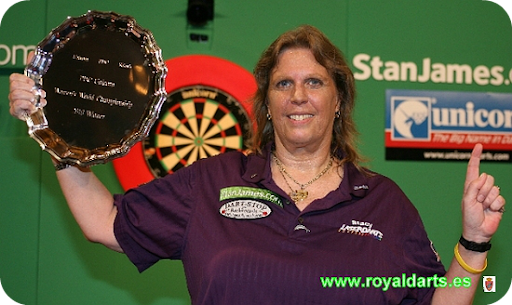 Hoy conocemos a …. Stacy Bromberg | Club Dardos Royal Darts