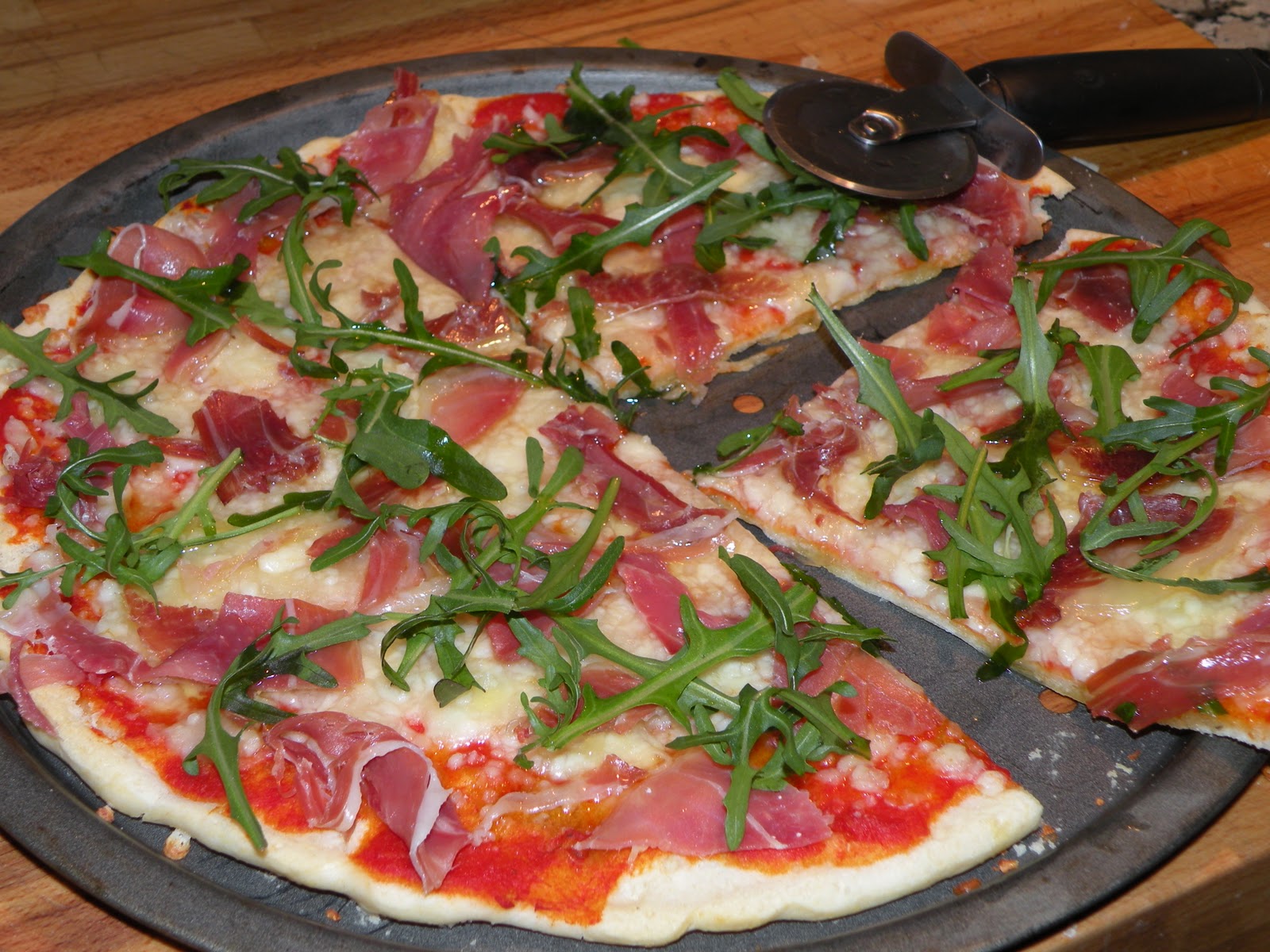 Mis pinitos de cocina: pizza de rucula y jamon serrano