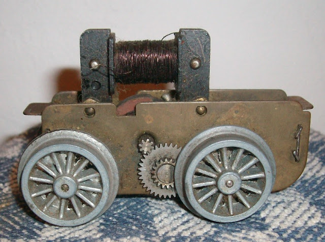 Sonstiges große Spuren » Fahrwerk mit Motor......