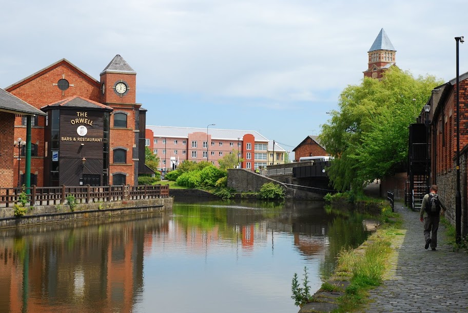 Walking the canal: Parbold to Wigan – That's How The Light Gets In