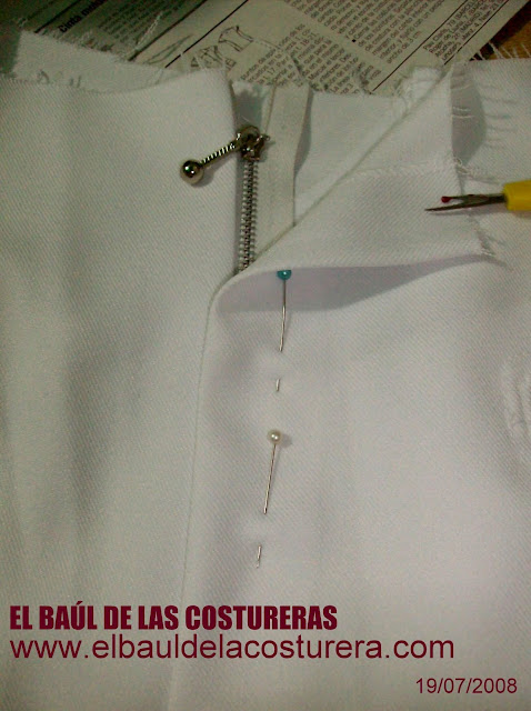 Cómo aplicar un cierre a un pantalón de mujer