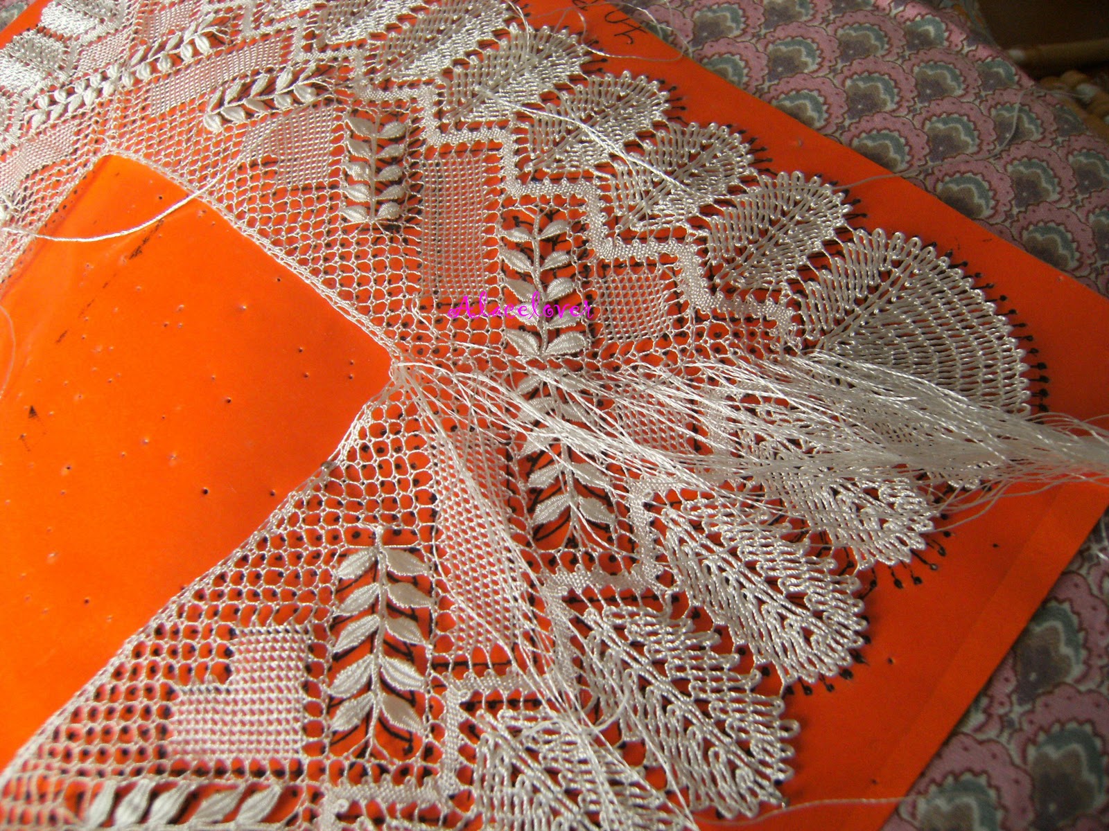 A Bobbin Lace Lover: Como hacer la unión de dos lados en un Encaje