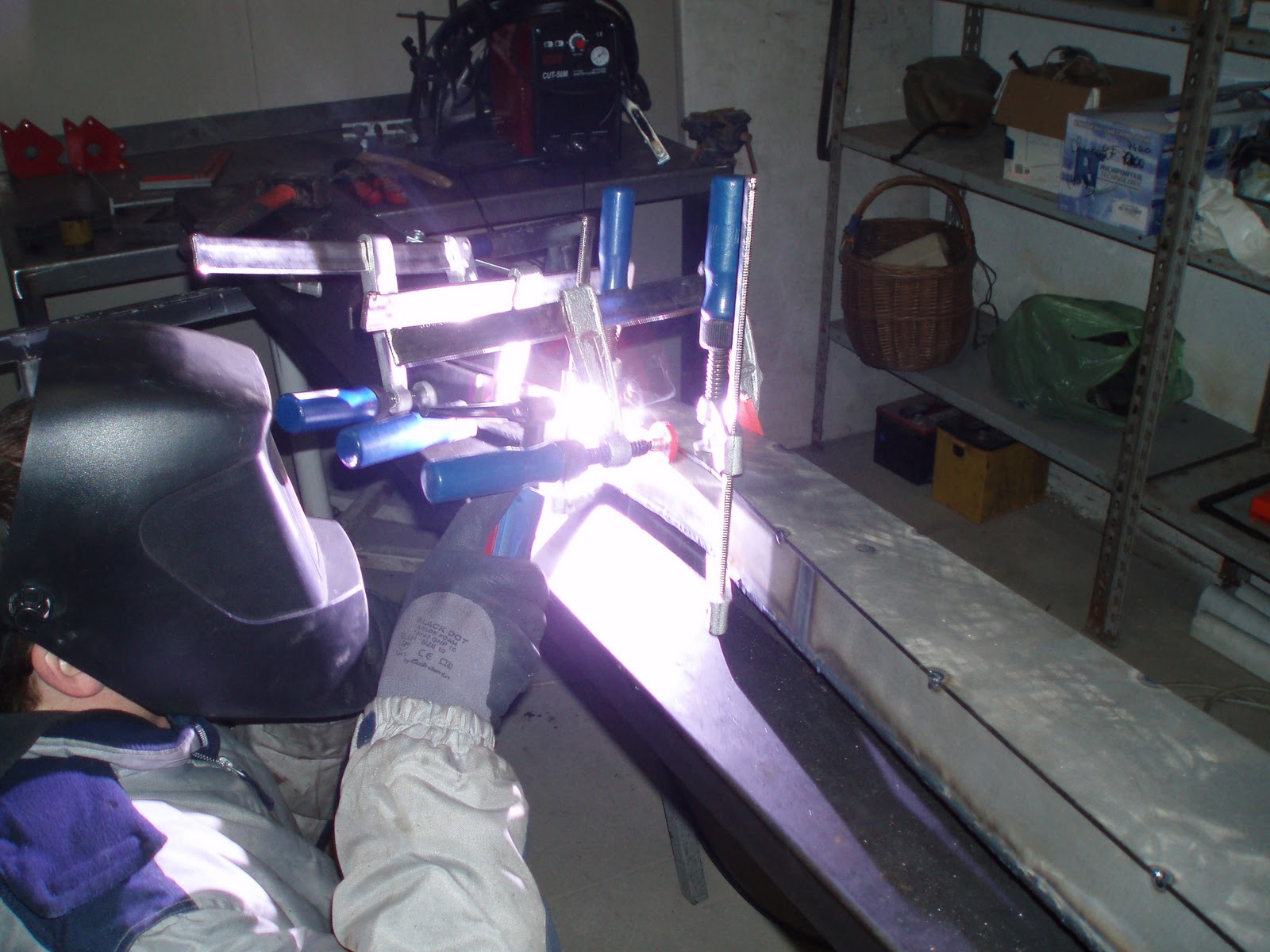 WISE GUYS C.C.: Welding '32 frame boxing rail