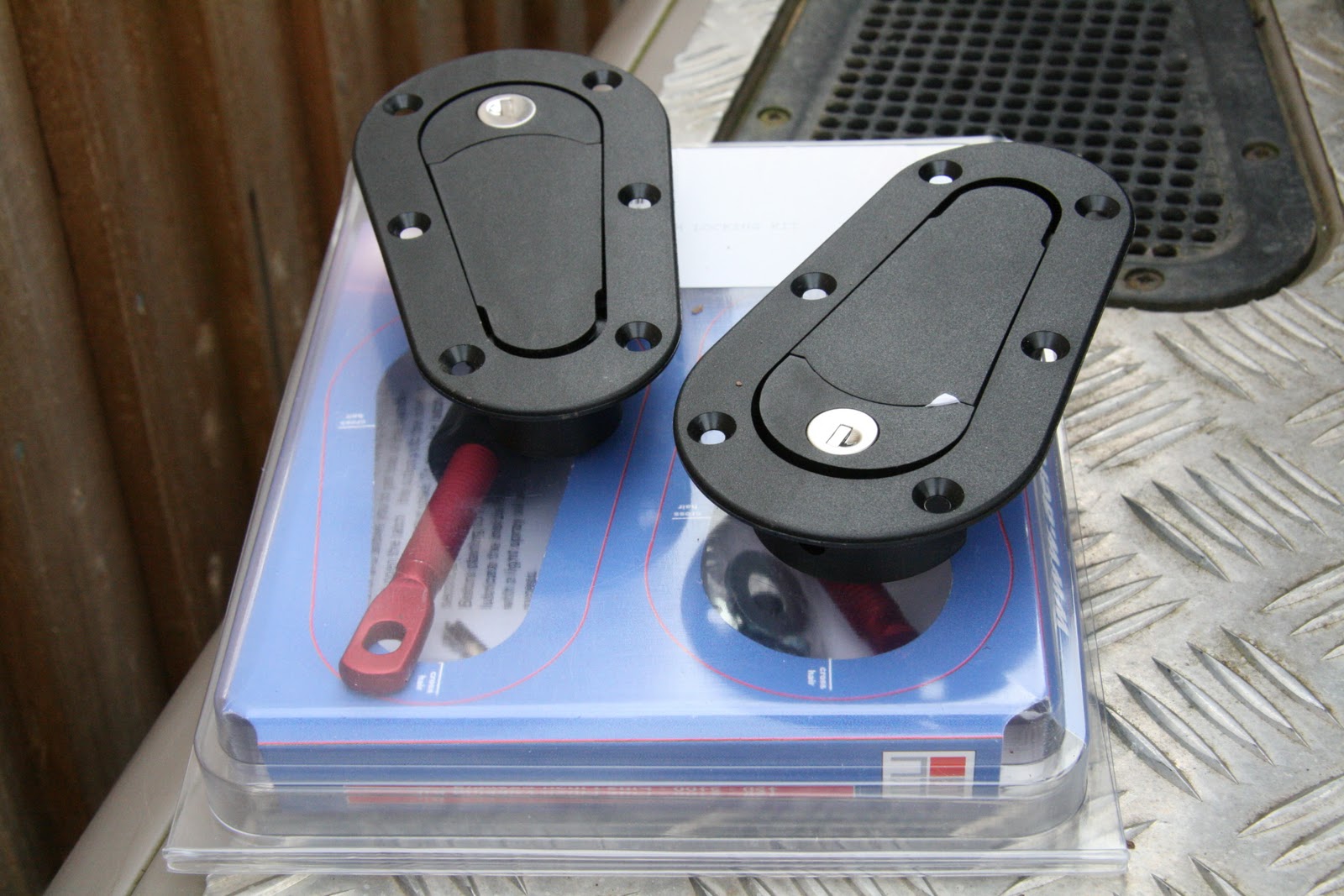 Defender 110 3.5L V8 1991: Fitting Bonnet Catches (Aero Catches)