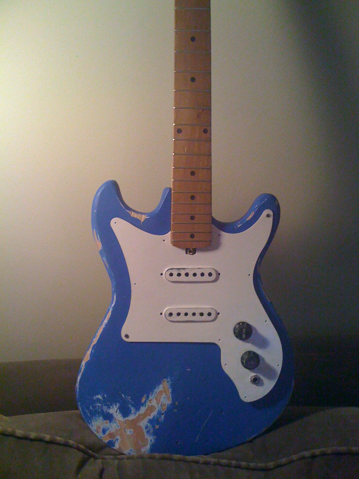 Vintage Bird: Distressed Guitar