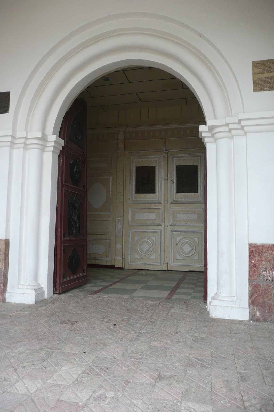 Julie & Harold Head to Ecuador: The many-faceted doors of Cuenca