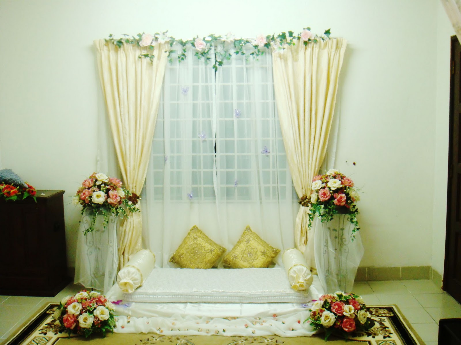 Ozleen Bridal House: Mini pelamin tunang