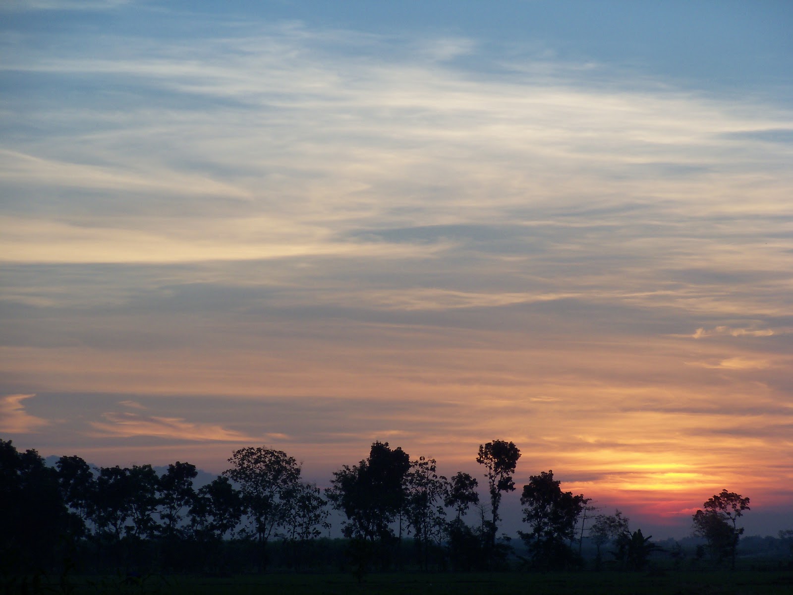 kumpulan foto tempat wisata indonesia: Foto Sunset Di Desa Pilangkenceng
