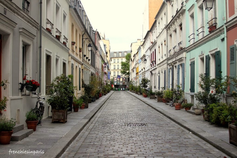 Une rue colorée - Frenchies in Paris