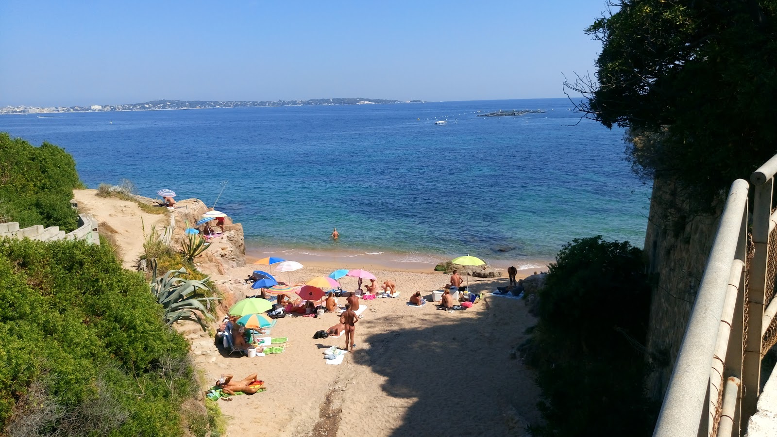 Plage de la batterie beach (Golfe-Juan, Maritime Alps) on the map with ...