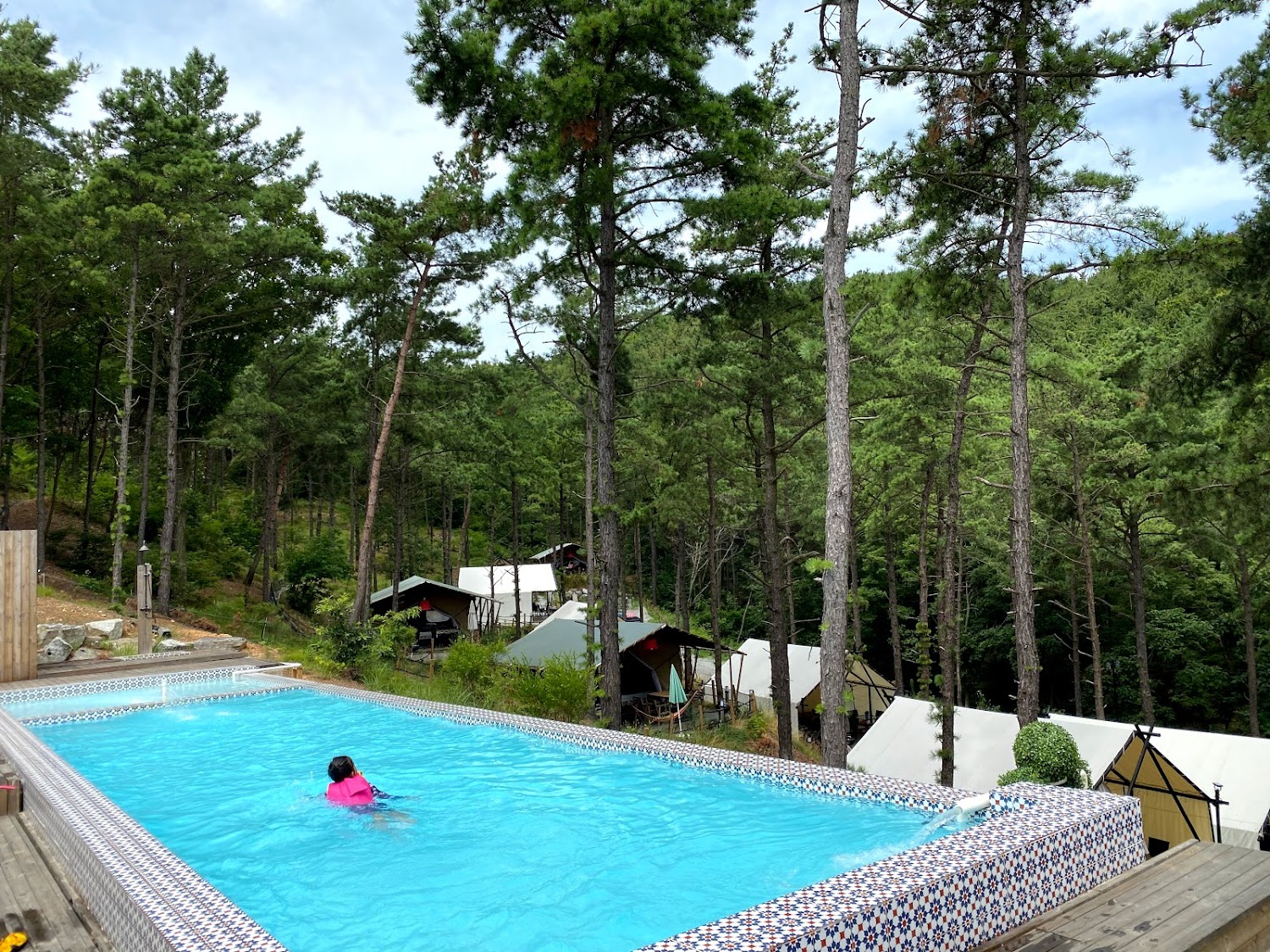 블랙트리캠핑장 (Black Tree Campground) 1527-17 Nae-ri, Yeongheung-myeon ...