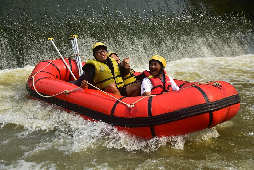 Arung Jeram Rafting Outbound AlamAnda di kota Bogor