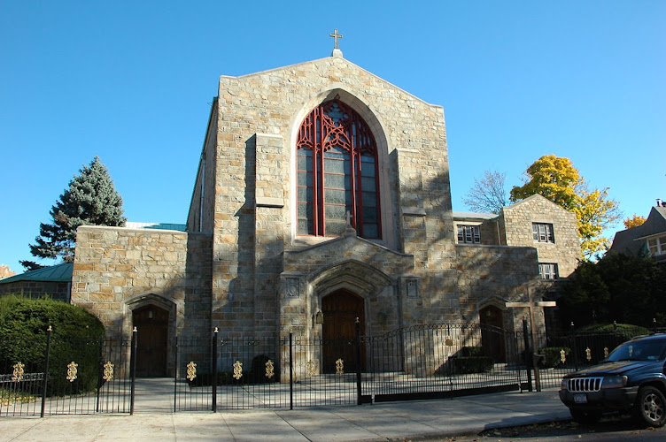 Holy Innocents Roman Catholic Church 《 Misa y Horarios