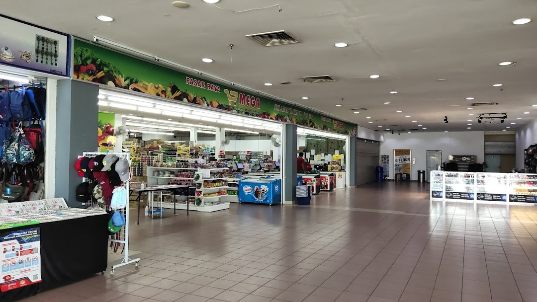 Pasaraya Mega di bandar Muar