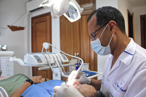 Clinica Dental Dr. Ramón Almonte (Granada)