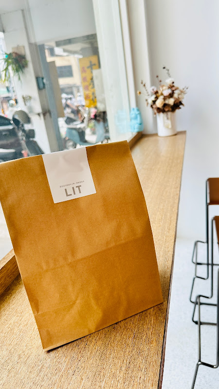 LIT Cafe | 營業時間、菜單、評價