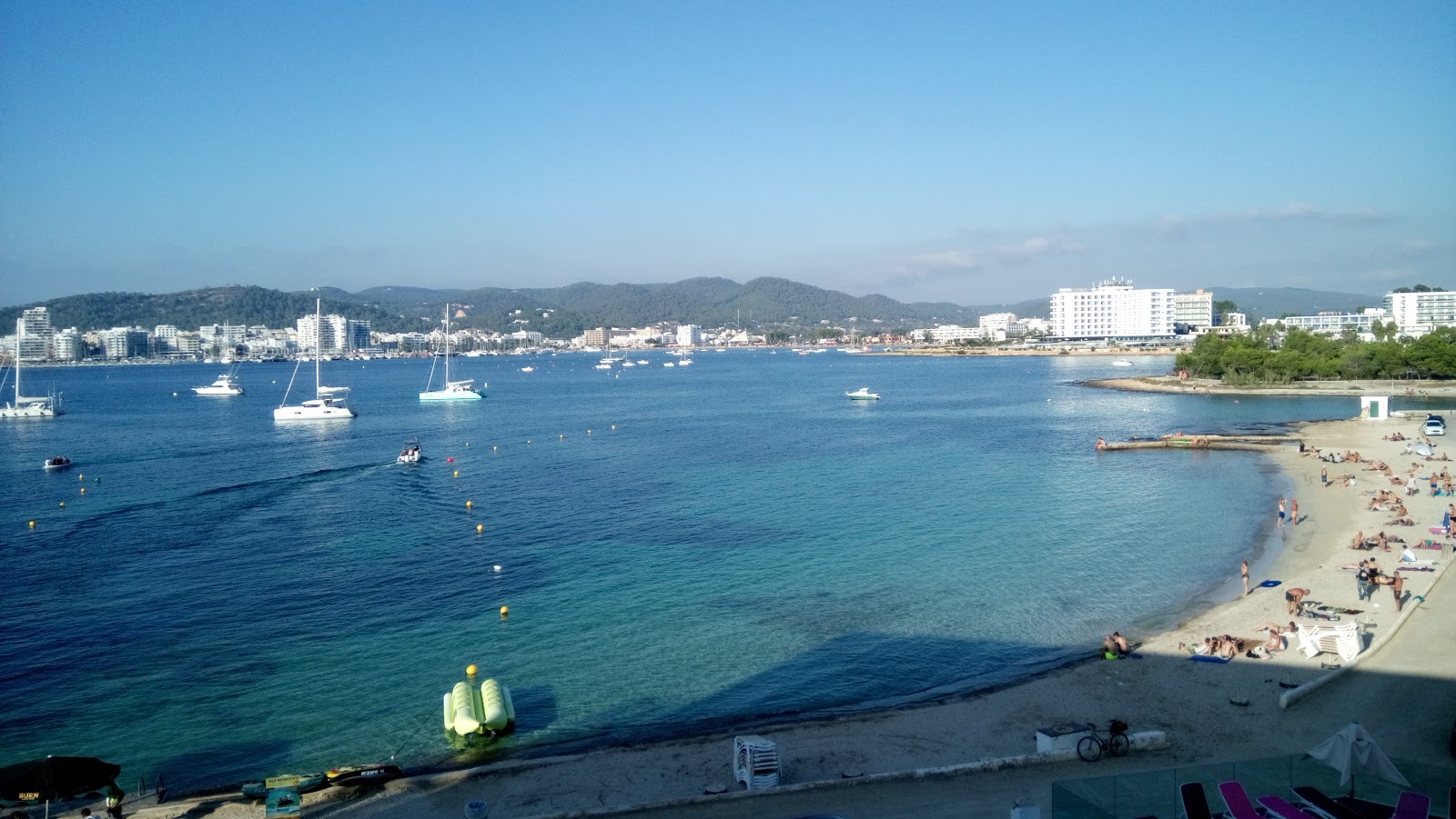 Cala de Bou 🏖️ Ibiza, Spanien - detaillierte Funktionen, Karte, Fotos