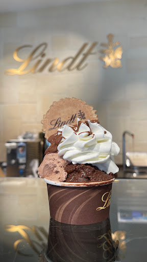 Lindt Chocolate Shop Milano Castello in Milan, Metropolitan City of ...