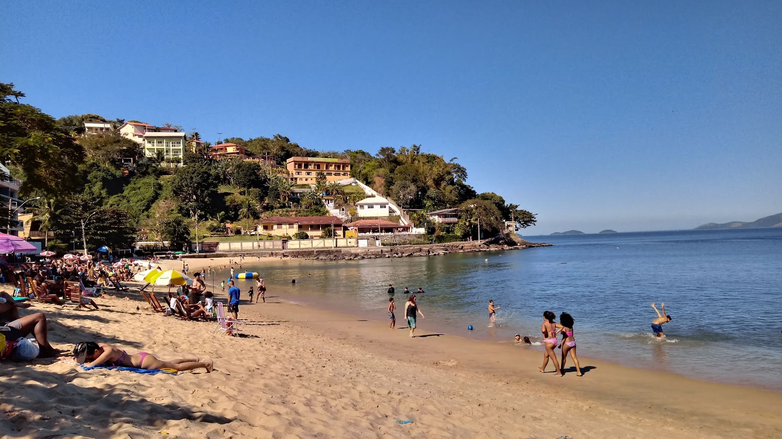 Aproveite a bela Praia de Ibicui no Rio de Janeiro, Brasil