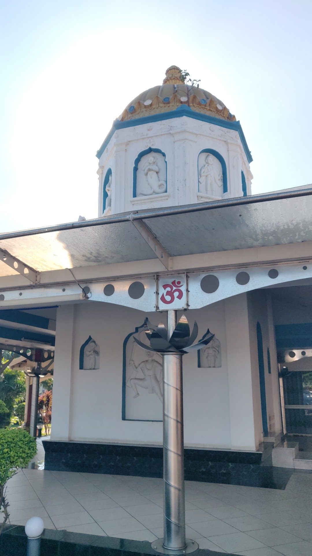 Vishwaroop Temple and Dharmashala in the city Tongaat