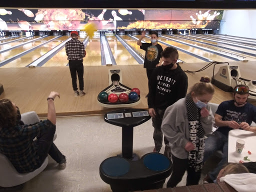 Bowling Alley «Avon North Hill Lanes», reviews and photos, 150 W ...