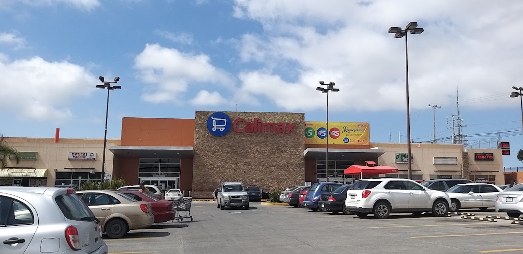 Centro Comercial Calimax en la ciudad Portico de San Antonio