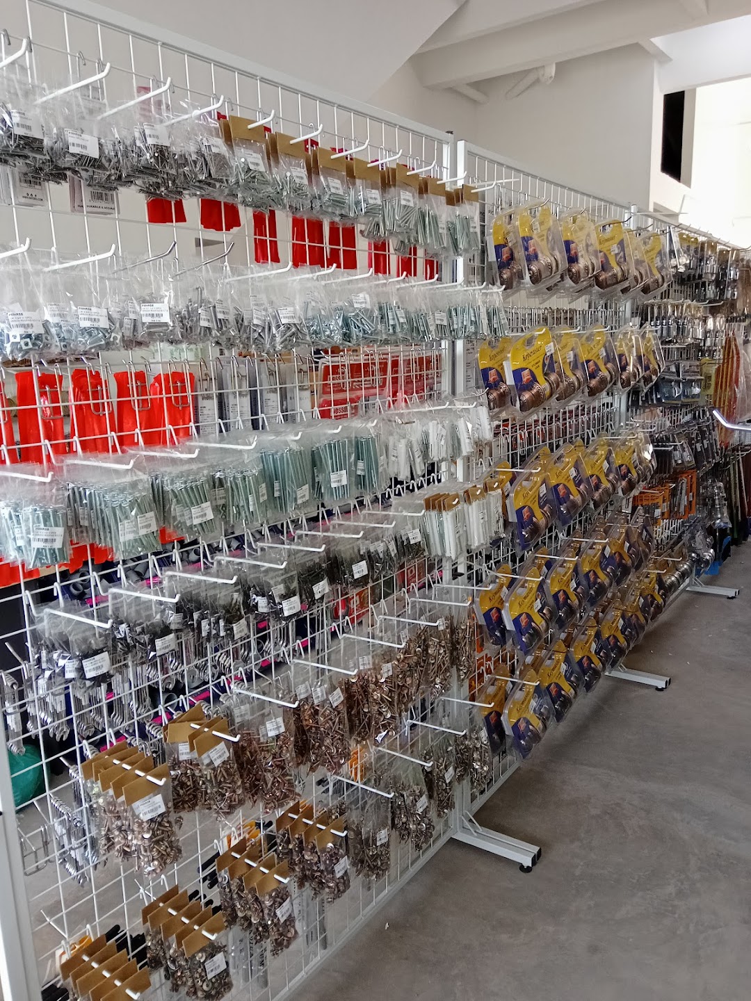 Perwira Maju Hardware Sdn Bhd (Caw. Kuala Rompin) di bandar Kuala Rompin