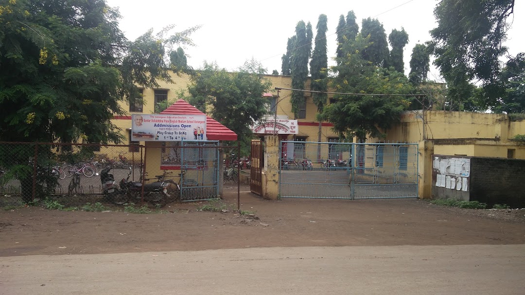 Mahatma Gandhi School in the city Varangaon