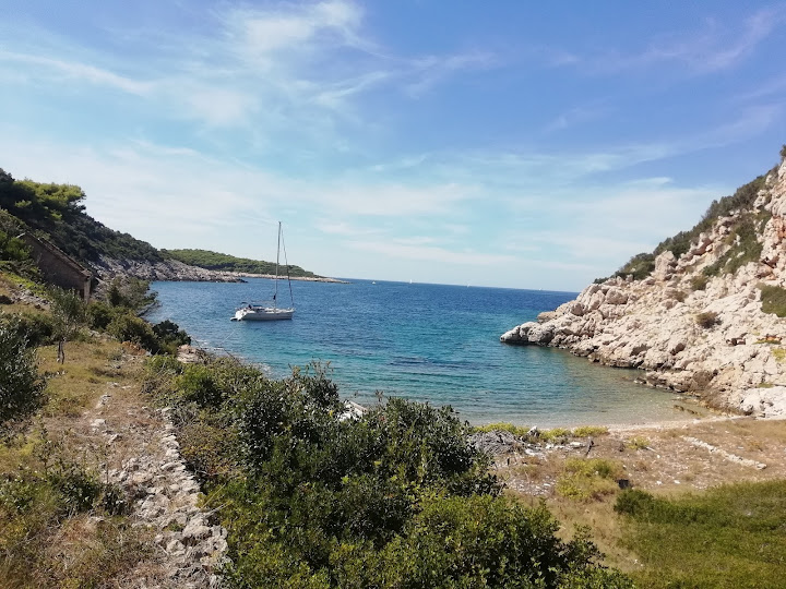 Gradac beach 🏖️ Okljucna, Vis island, Croatia - detailed features, map ...