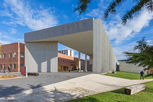 Edificio Amigos - Universidad en Pamplona - Academia Format