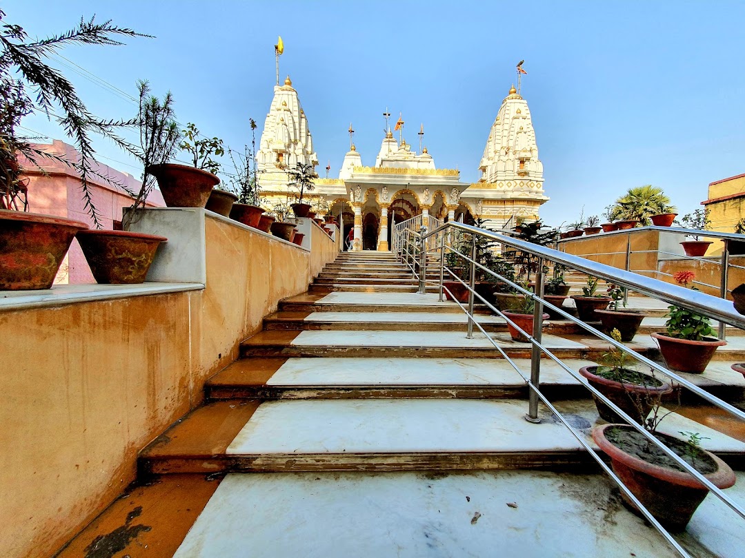 Shree Radhe Krishna "Dwarkashish" Temple Naini Chapra in the city Naini