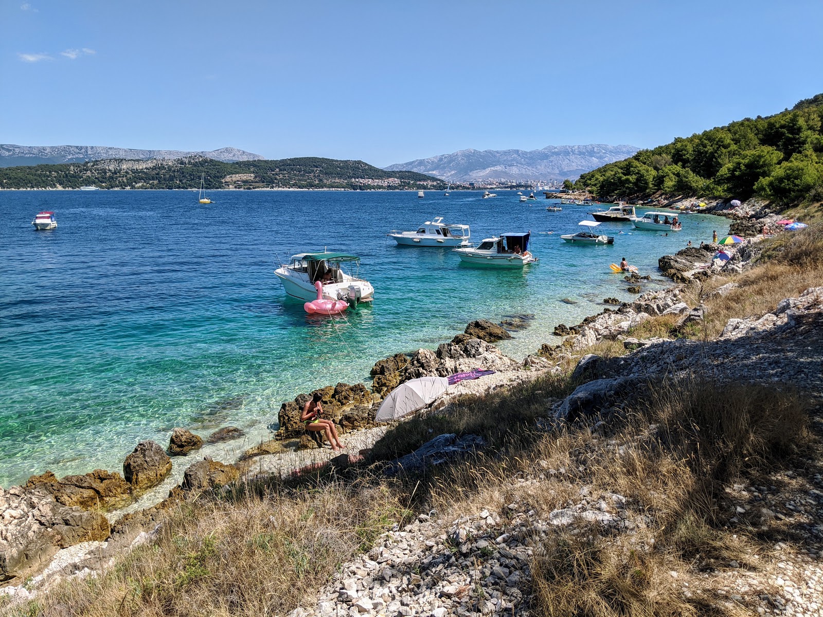Kava beach 🏖️ Slatine, Insel Ciovo, Kroatien - detaillierte Funktionen ...