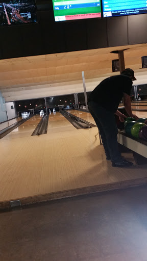Bowling Alley «The Comet Pub & Lanes», reviews and photos, 2619 N ...