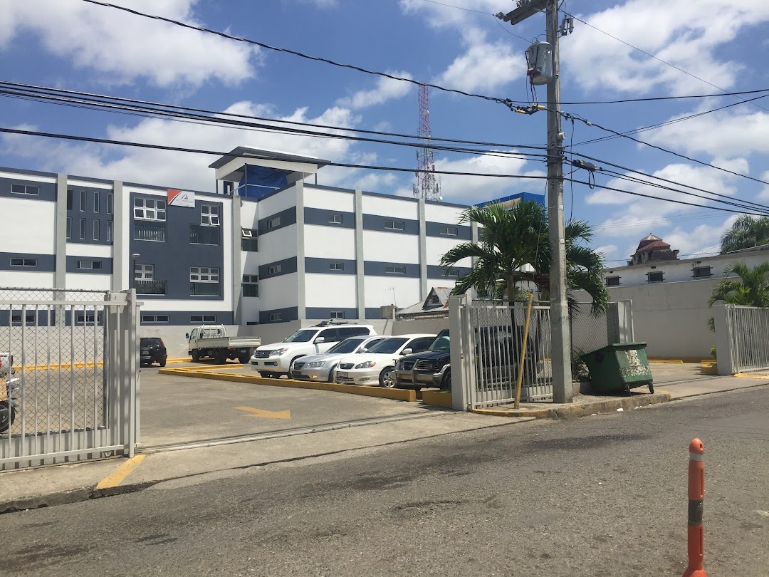 Parqueo para clientes del Banco Popular Dominicano en la ciudad Moca
