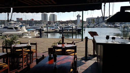 Restaurante El Coleguita Mariscos Marina Vallarta en Puerto Vallarta