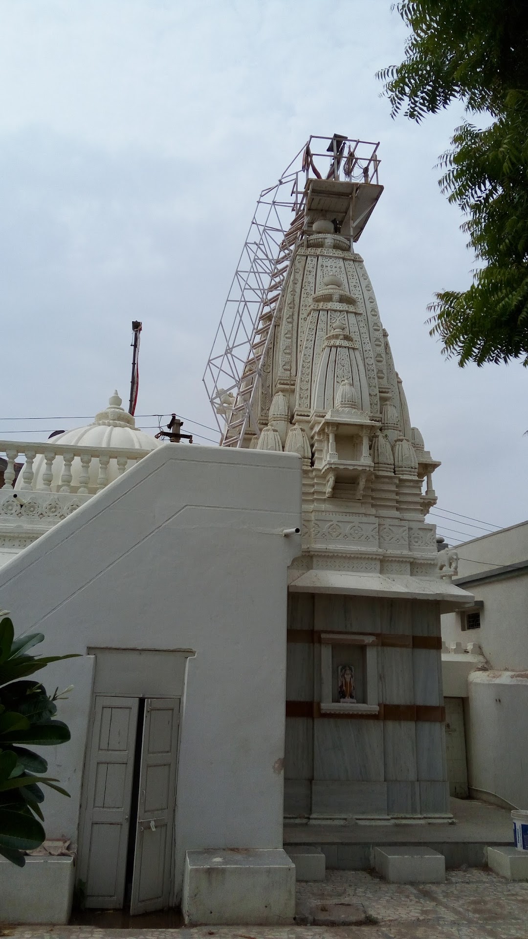 Vana Shankeshwar Parshwanath Jain Derasar in the city Vana