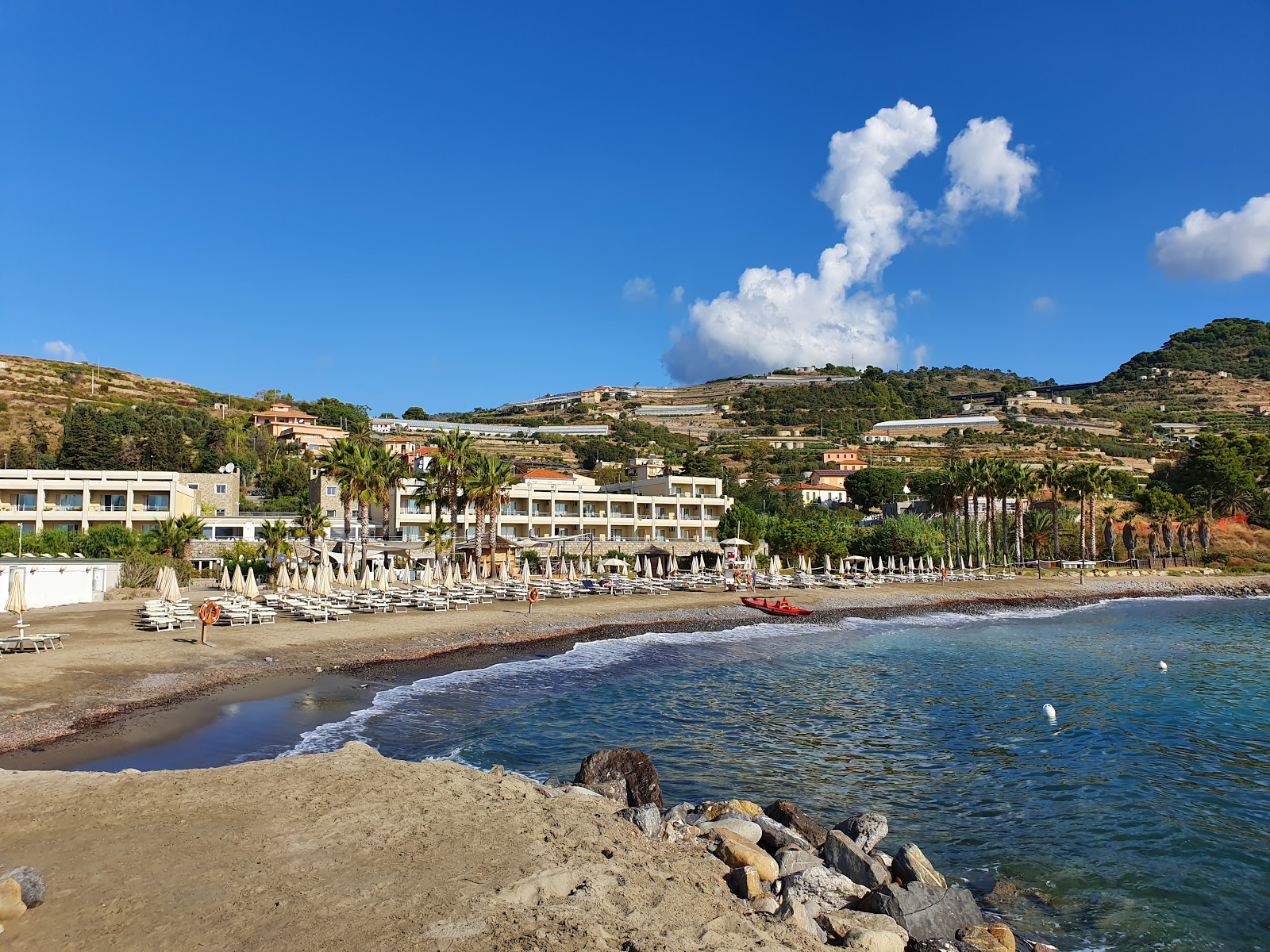 Marina Aregai Beach 🏖️ Imperia, Italien - detaillierte Funktionen, Karte, Fotos