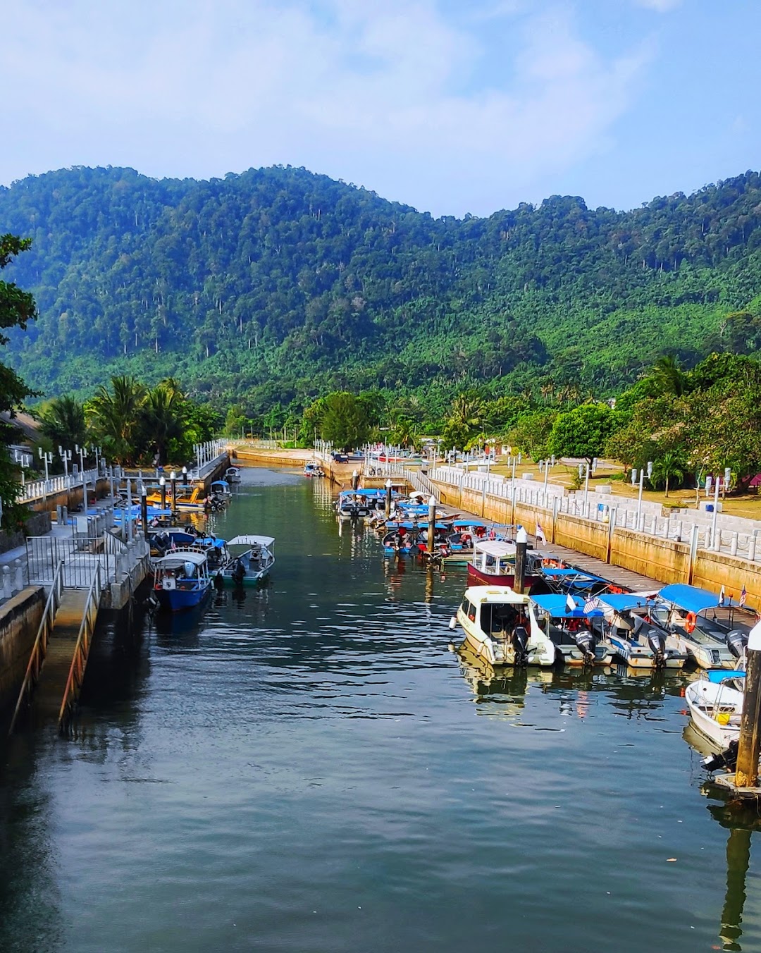 Kampung Tekek Jetty di bandar Pulau Tioman