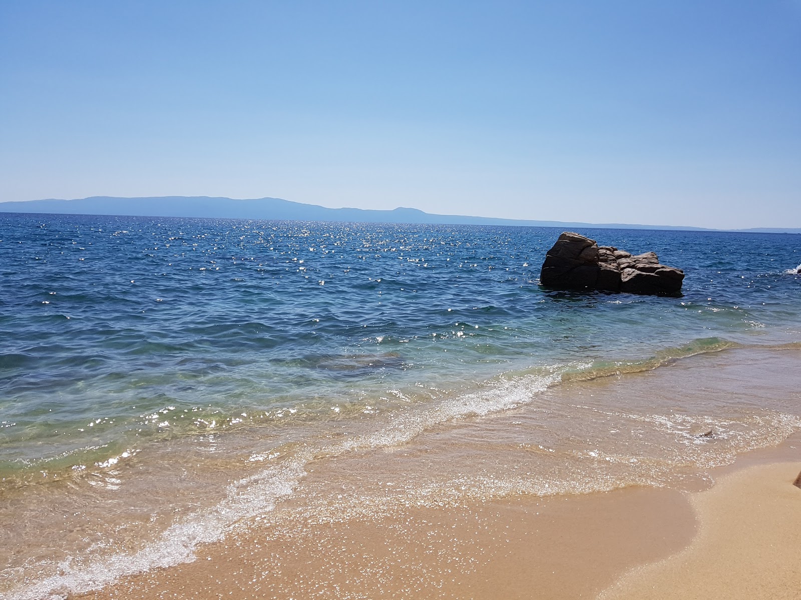 在地图上的Trimi Beach座海滩带照片和评论🏖️Beachsearcher.com