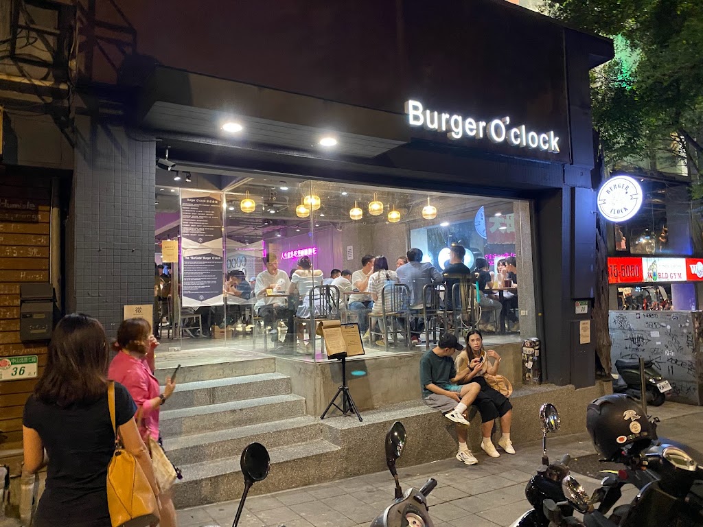 台北市士林區 Burger O'clock - 台灣餐廳推薦 手搖推薦 甜點推薦 買一送一 優惠訊息