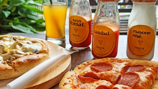 Warung Pizza Djaloe - "Fresh Baked Pizza + Chillin + Coffee + Wifi