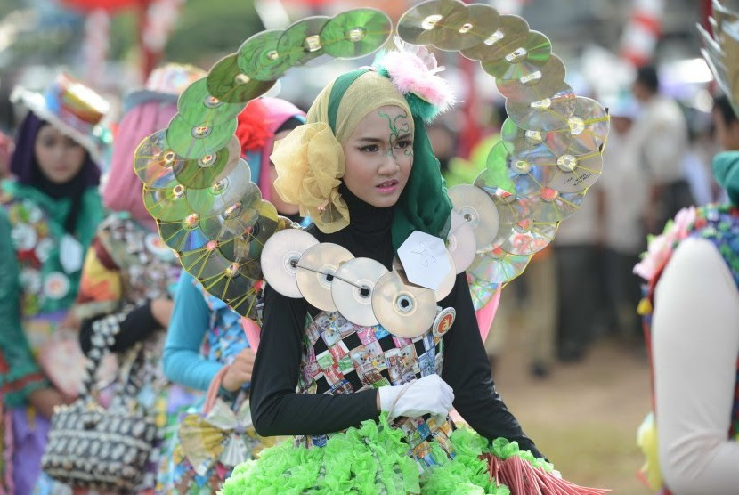 Baju Fashion Show Dari Koran - Gifari News Baju Fashion Show Dari Koran - Gifari News