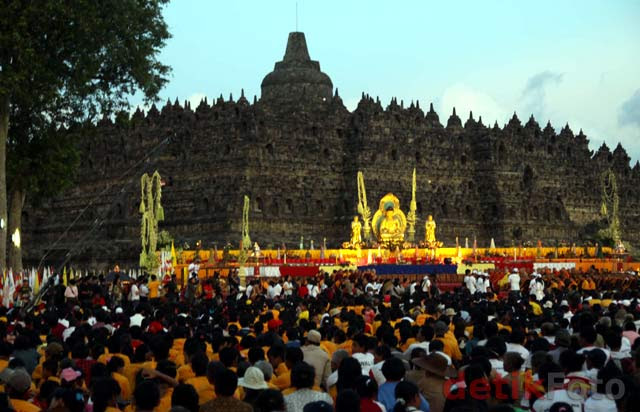 Foto-foto perayaan Trisuci Waisak 2011 di Candi Borobudur ~ GBRZONE Foto-foto perayaan Trisuci Waisak 2011 di Candi Borobudur ~ GBRZONE