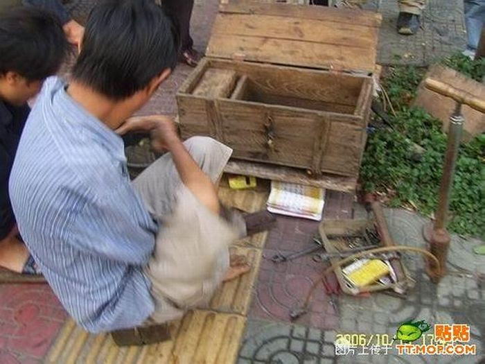 Funny Pictures, Amazing Picture,: Armless Guy in China can fix Bikes...