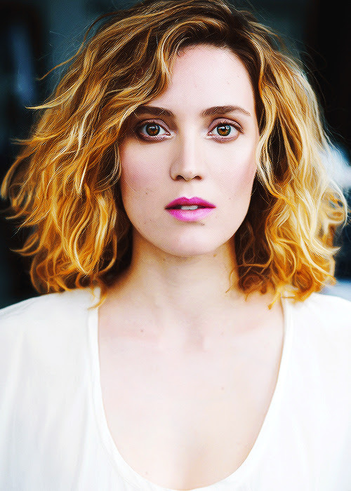 Cinema Now Rising Movie Stars Évelyne Brochu Of Orphan Black Cafe De Flore Inchallah